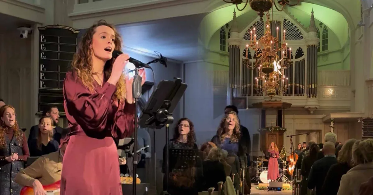 Ontroerend moment: Tenira Sturm zingt "Licht van de wereld" - Nederland ...