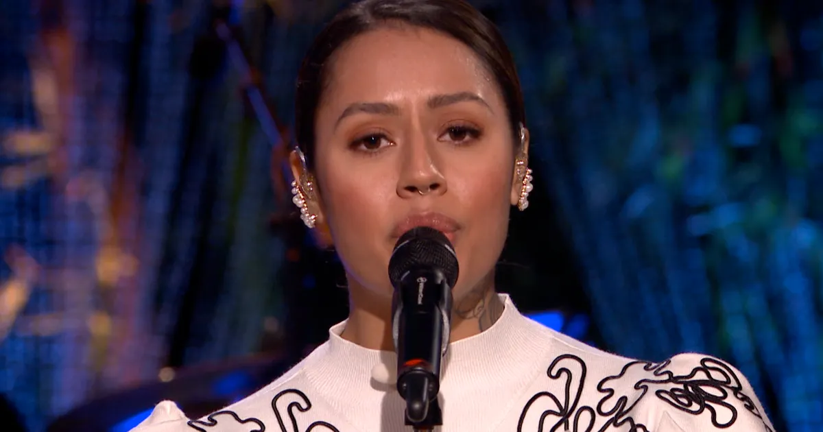 Schitterend: Zangeres Tabitha zingt 'Lied van Ruth' bij Best ...