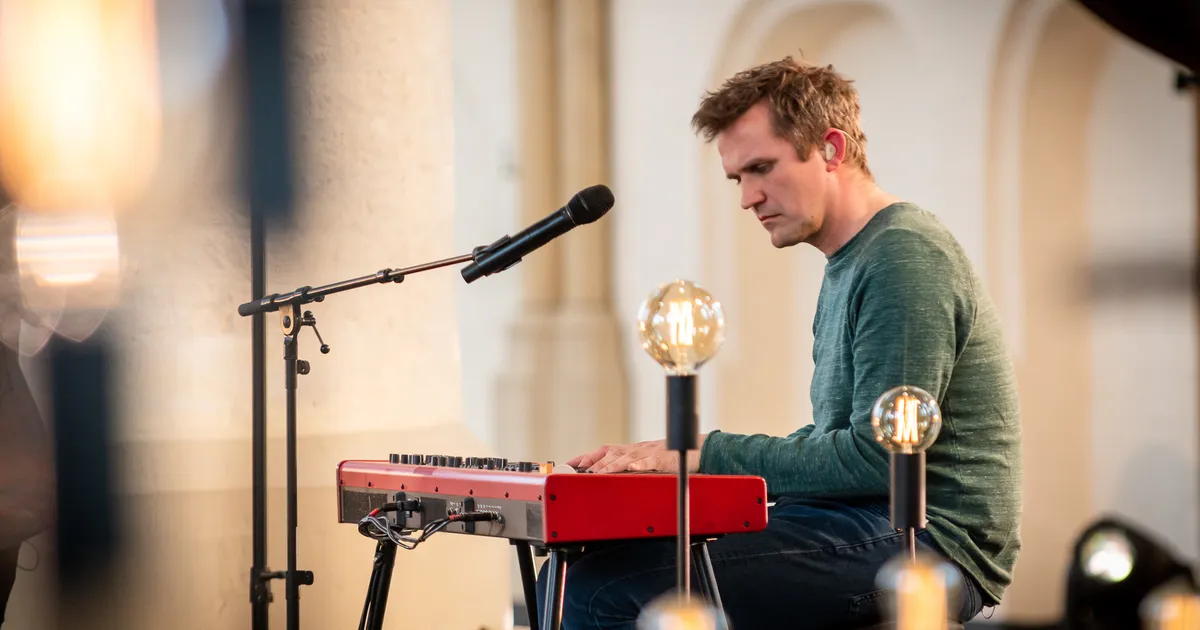 Toetsenist Adrian Roest stopt na 17 jaar bij Sela - Nederland Zingt
