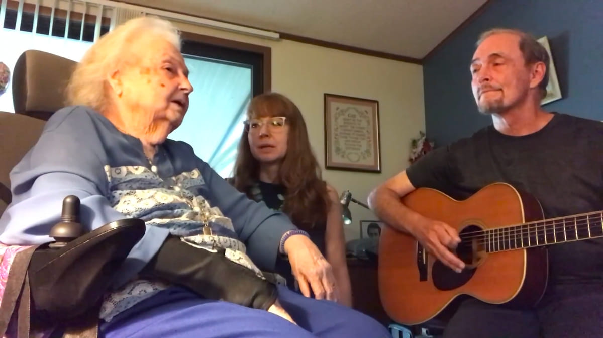 Schitterend: 93-jarige vrouw zingt 'One day at a time' met h ... Schitterend: 93-jarige vrouw zingt 'One day at a time' met h ...
