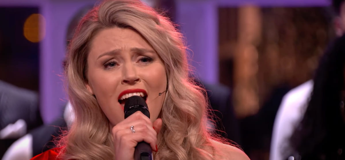 Kijken: 'You Say' gezongen door Lisa Loeb bij Amazing Grace - Nederland ...